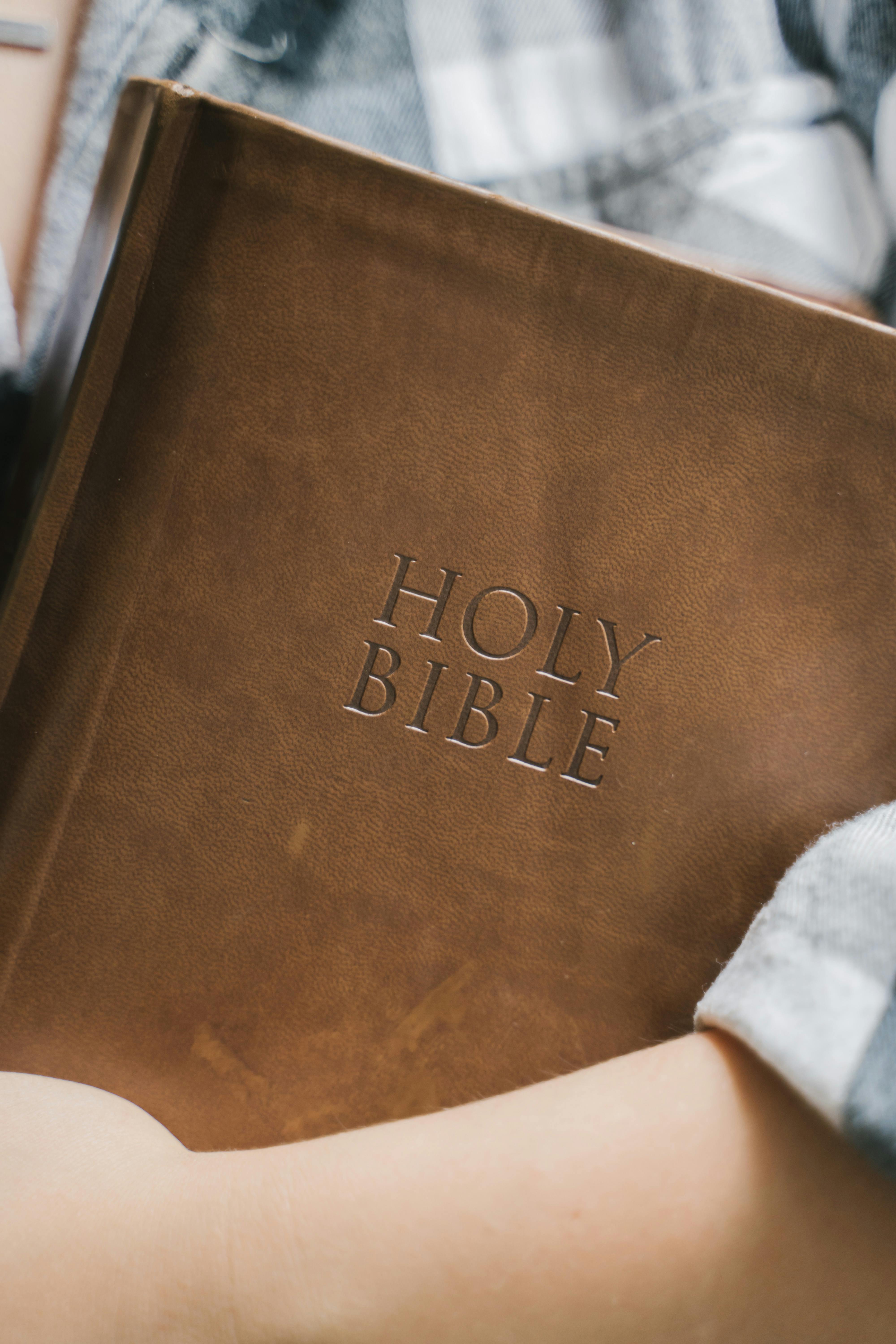 Bibles – Christian Books